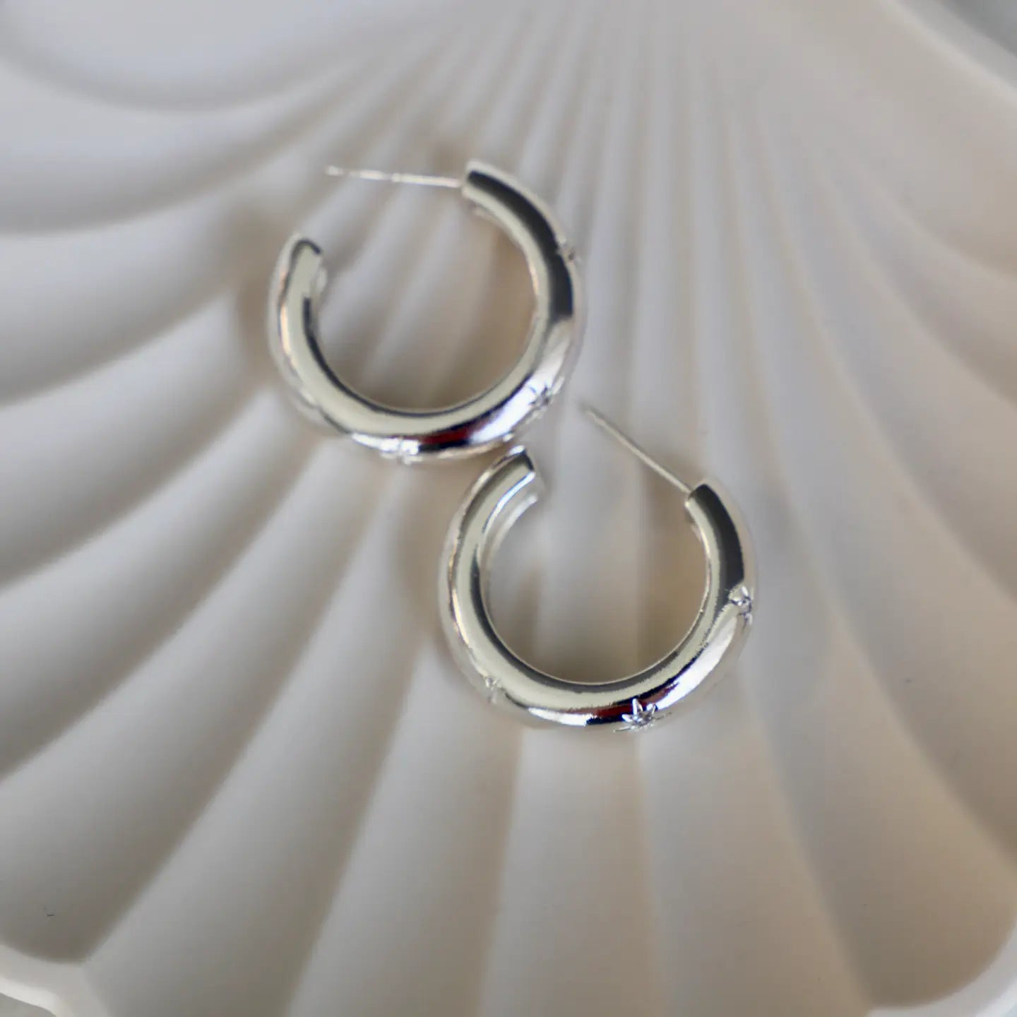Meredith Star Thick Hoops Silver – EmieJames